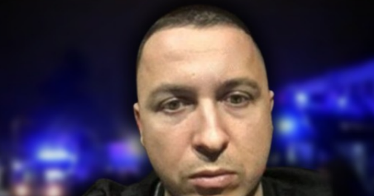 VIDEO E RE/ Ervis Martinaj me qese në dorë futet tek shtëpia e së dashurës