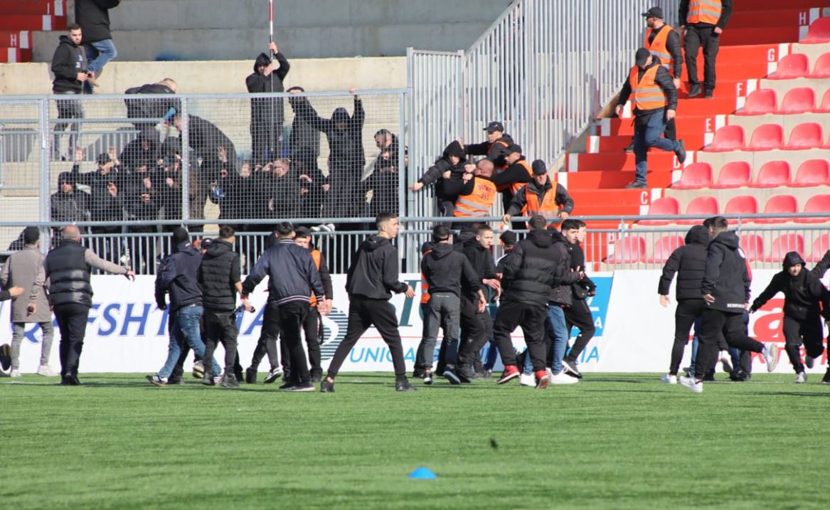 "Lufta" në derbi, Partizani sulm policisë: Arrogante, erdhi me vonesë!