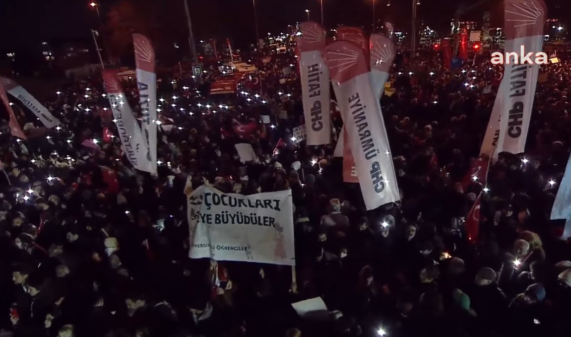 Protesta në Turqi për Ekrem Imamoglu, policia përdor gaz lotsjellës